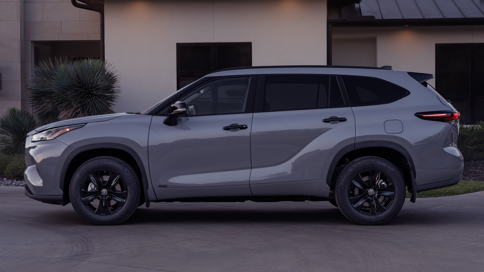 Toyota Highlander перешёл в 2025 модельный год с обновками и ...