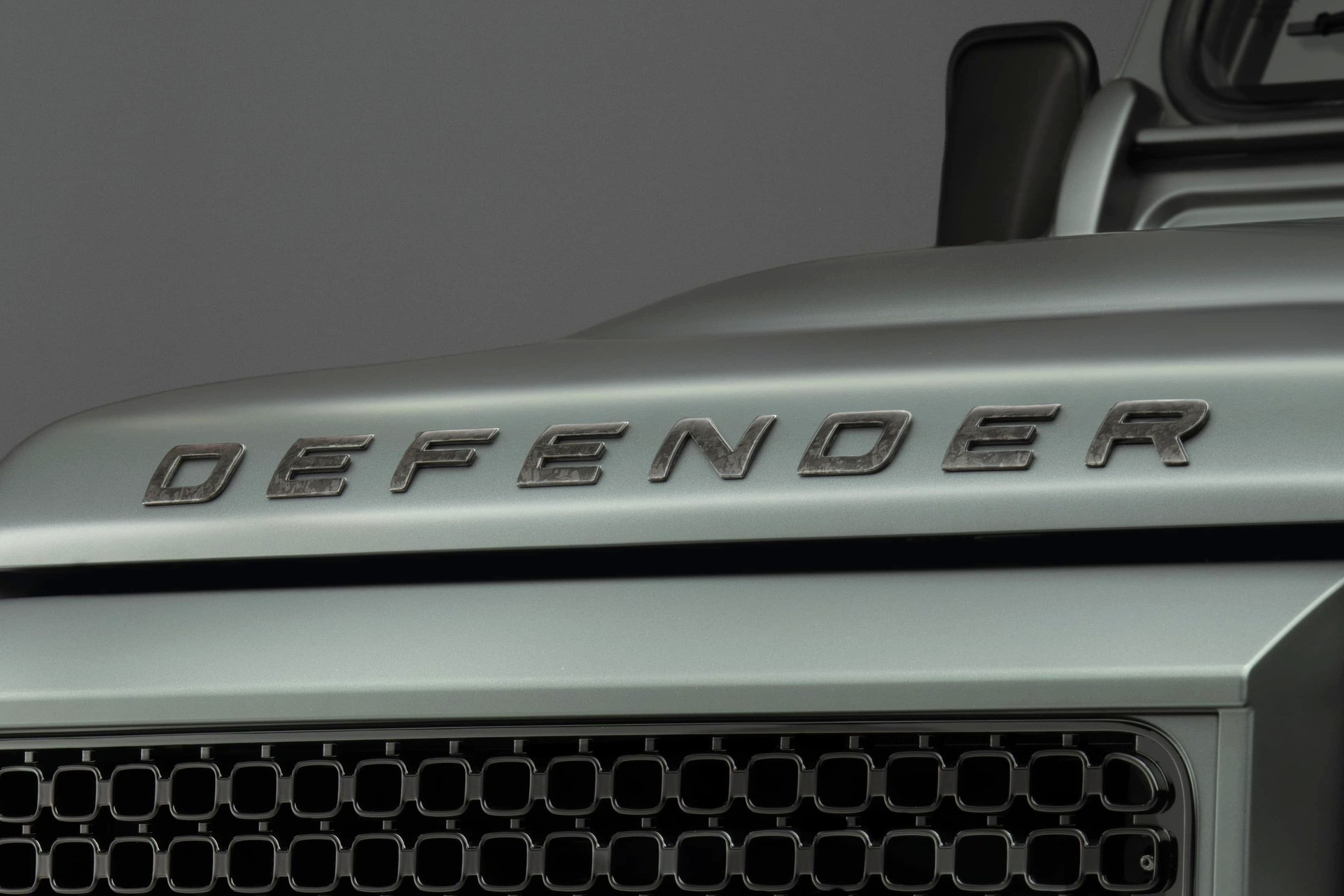 Классический Defender V8 слегка обновлён и получил эффектную отделку в ...