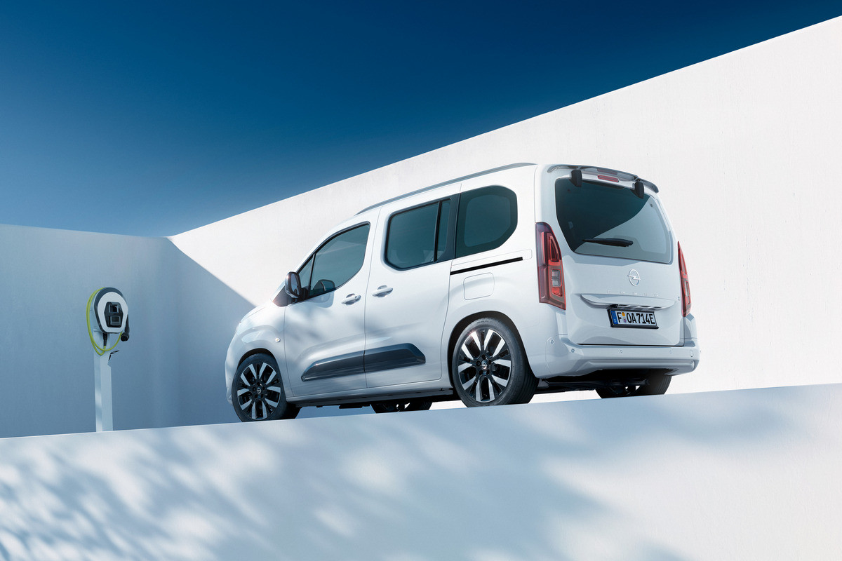 Череда премьер Stellantis: теперь обновлённые пассажирские Opel Combo ...