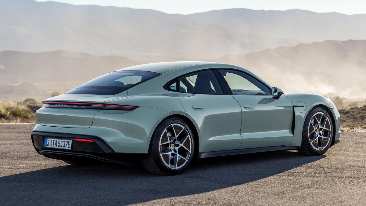 Porsche готовится к дебюту самой динамичной версии Taycan - КОЛЕСА.ру – автомобильный журнал