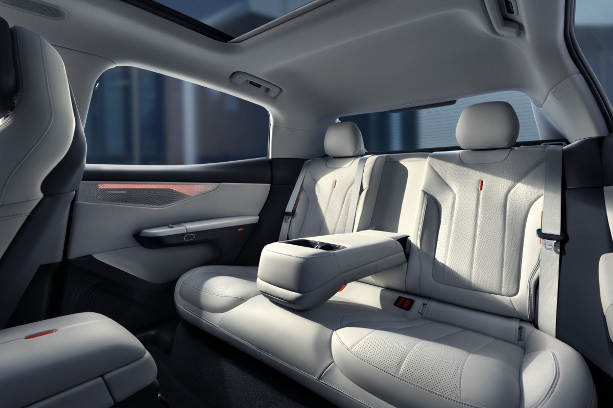 Седан Lynk & Co 07 от Geely и Volvo на новых фото: двухцветный руль и ...