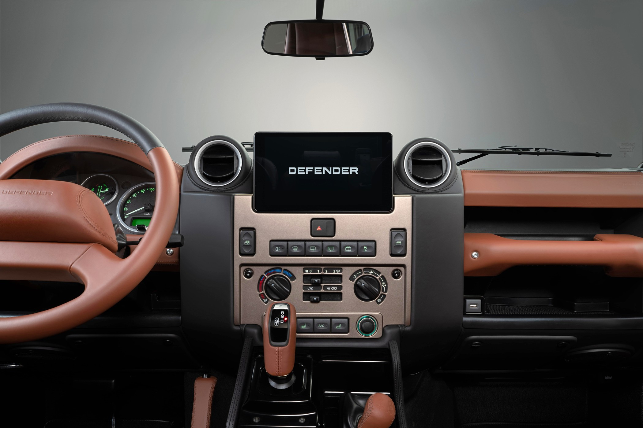 Классический Defender V8 слегка обновлён и получил эффектную отделку в ...