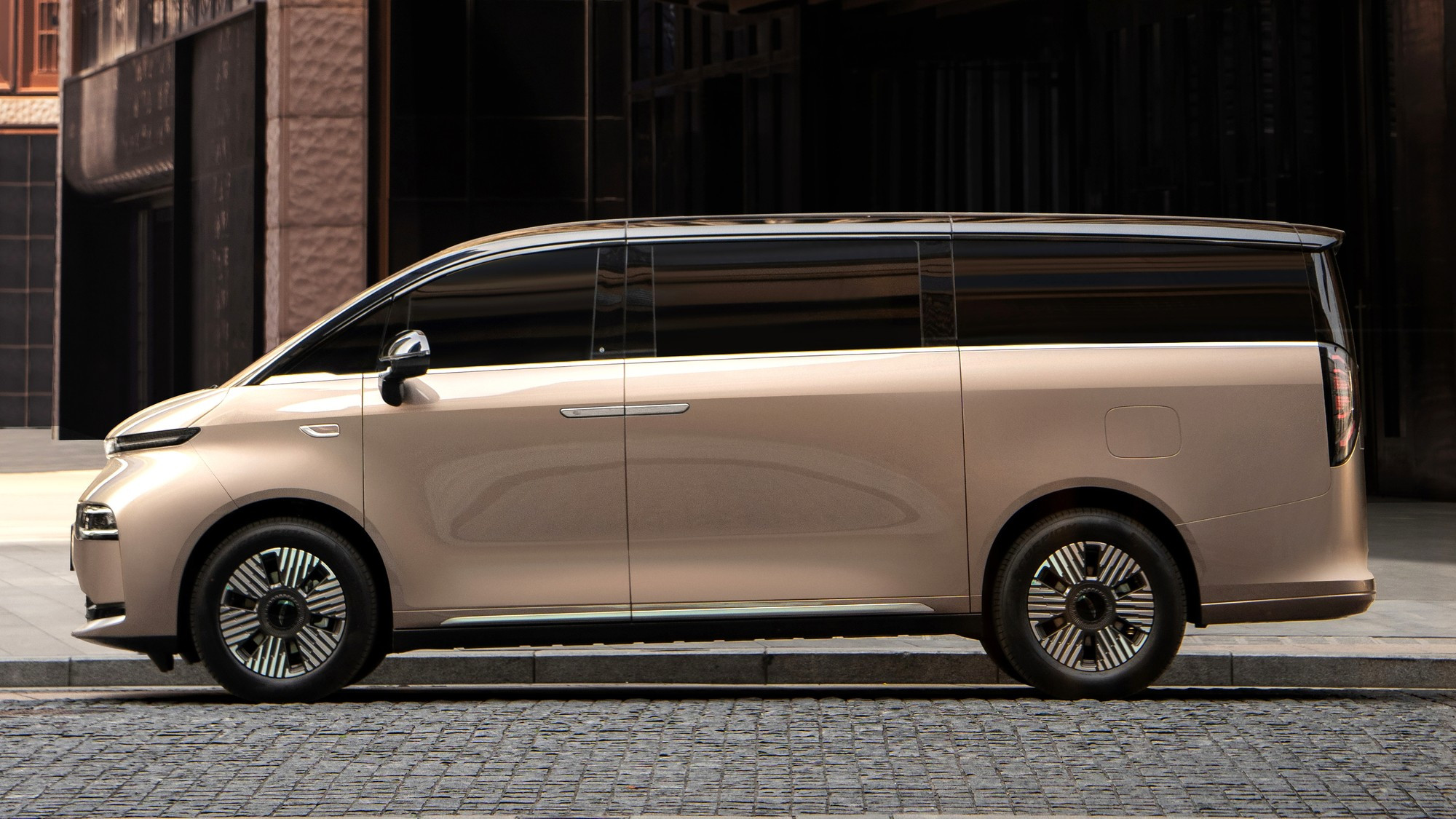 Минивэн-аэробус LEVC L380 от Geely показался на новых фотографиях в ...