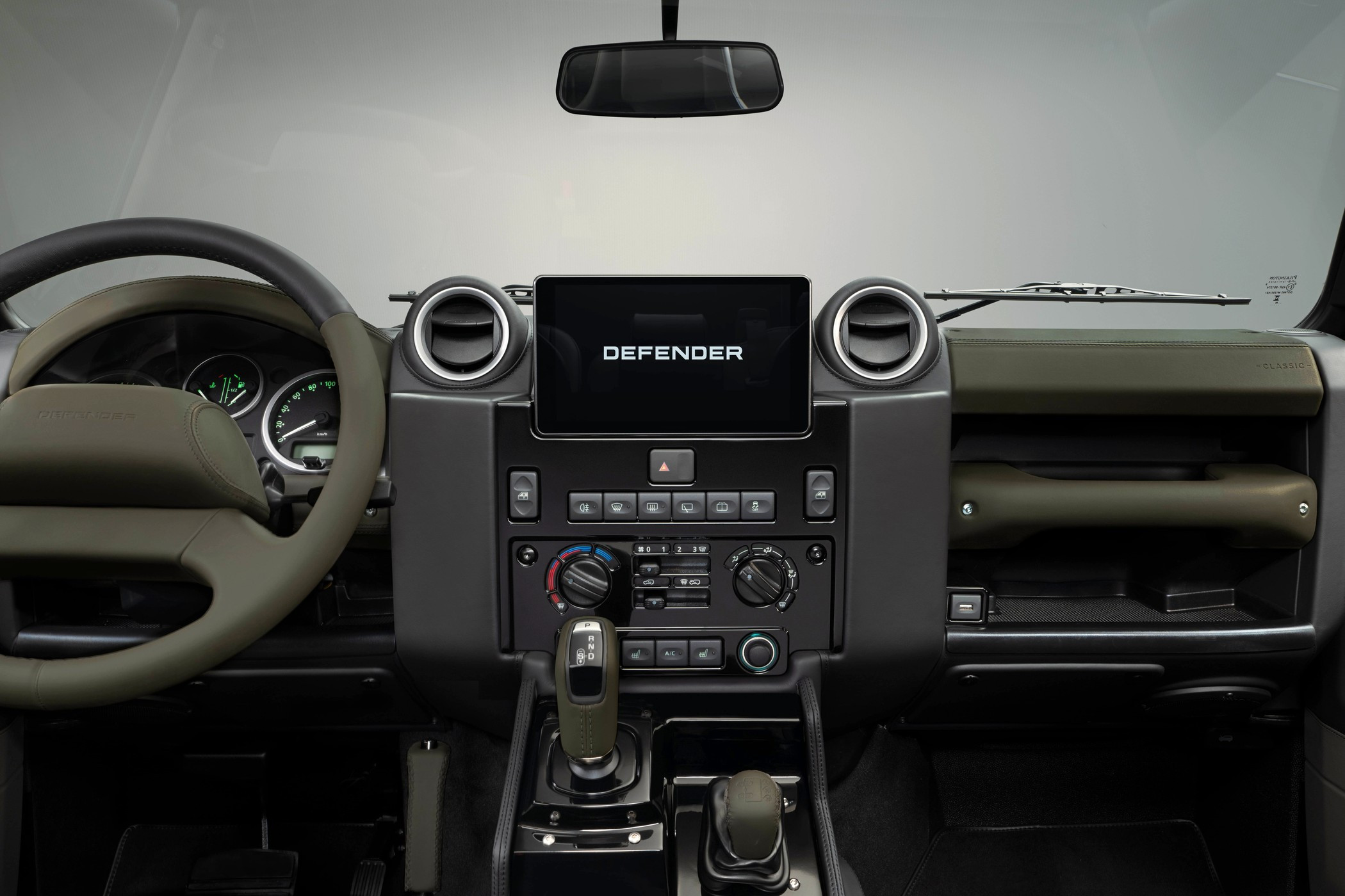 Классический Defender V8 слегка обновлён и получил эффектную отделку в ...